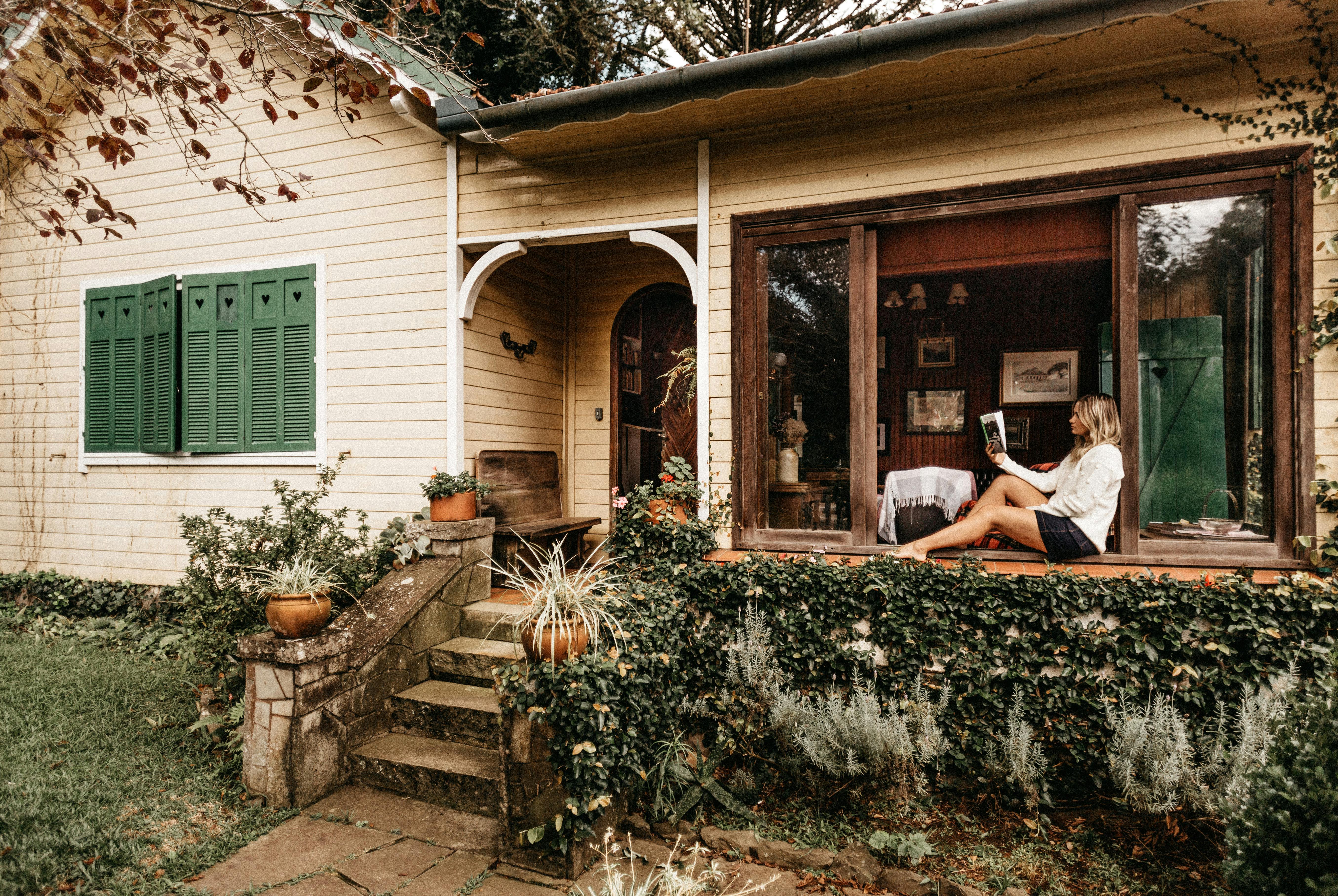 How Plants and Books Create the Perfect Reading Vibe – Reader's Closet
